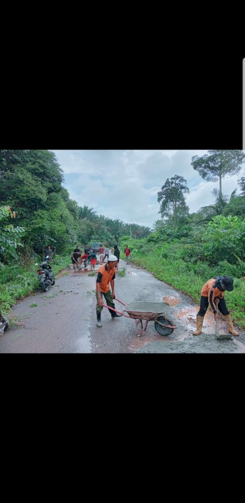 Perpat Lingga dan Warga Musai Kompak Gotong Royong Perbaiki Jalan Rusak – Marwah Kepri