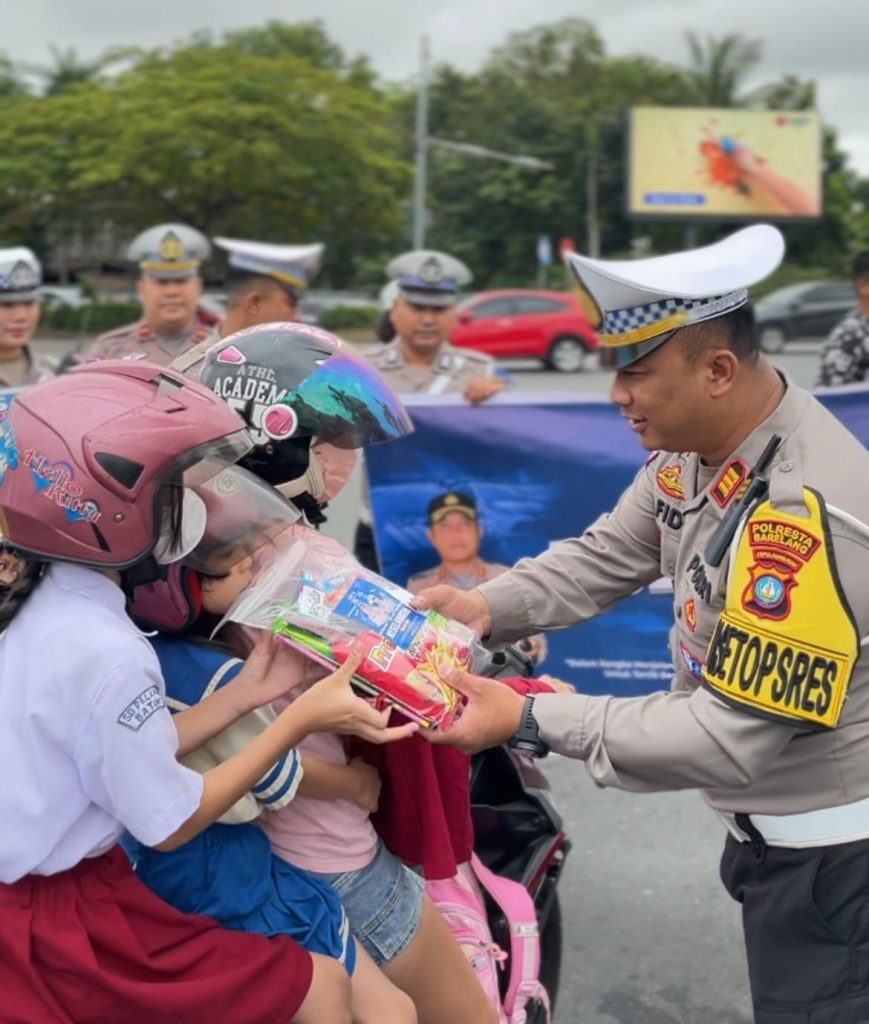Satlantas Polresta Barelang Bagikan Helm hingga Sayuran Sambil Edukasi Keselamatan Lalu Lintas ...