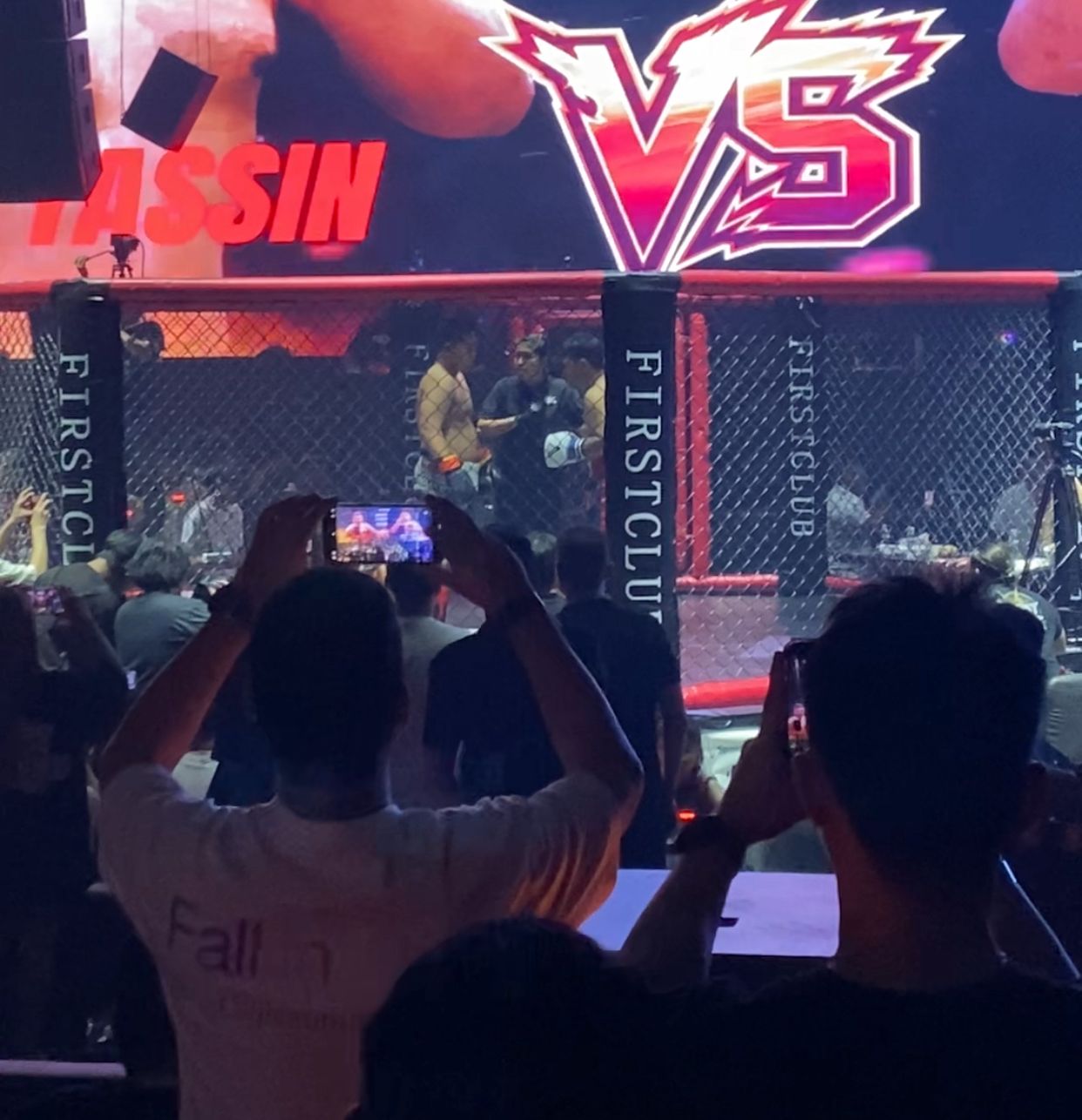 Arena First Club Batam Membara, Sorak Sorai Penonton Iringi Ajang First ...